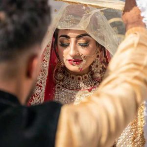 Face revealing barat pose – Weddingpace